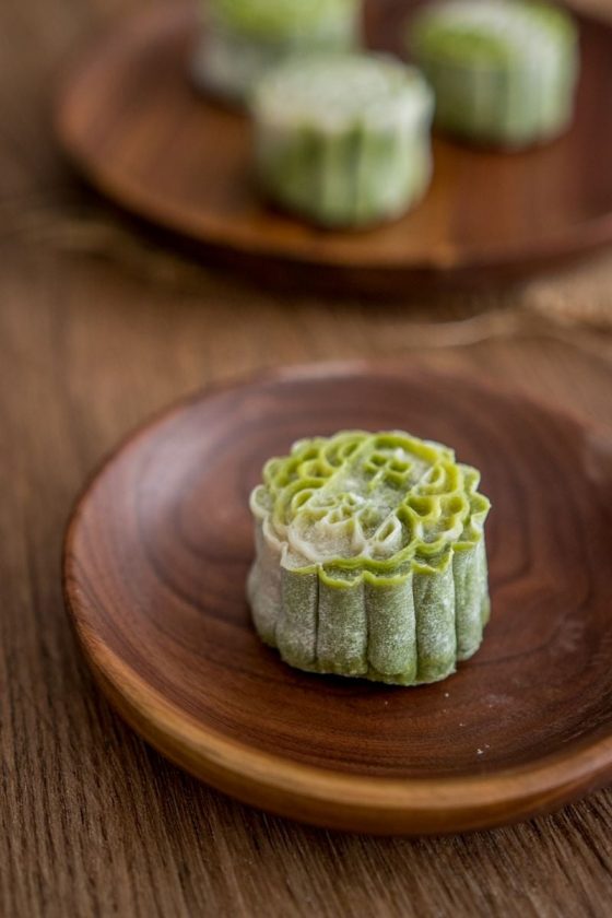 MATCHA SNOW SKIN MOONCAKE WITH RED BEAN PASTE - Niko Neko Matcha